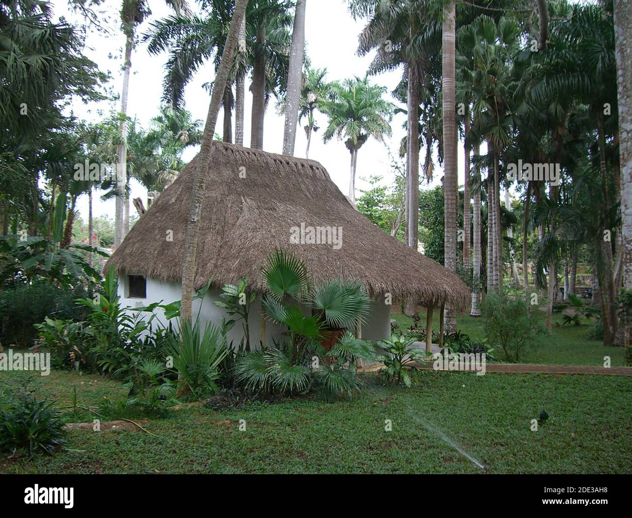 Mexique, petite maison près de la pyramide de Chichen Itza Stock Photo ...