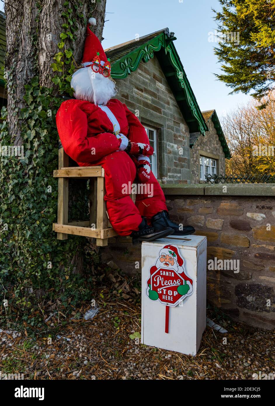 Life size santa claus hi-res stock photography and images - Alamy