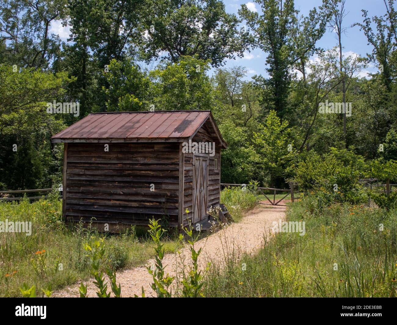 Old wooden door in a log cabin hi-res stock photography and images - Alamy