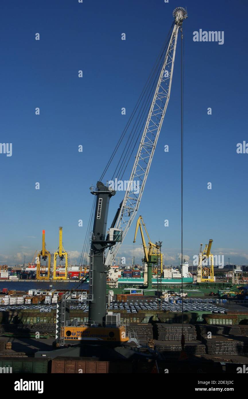 Container lifting ship unload hi-res stock photography and images - Alamy