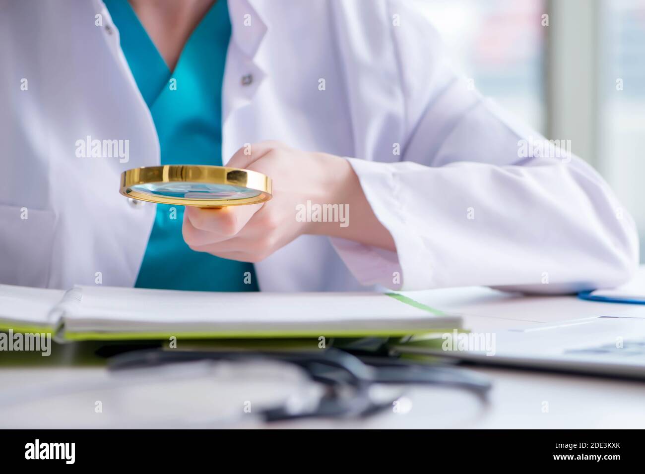 The doctor hand with magnifying glass Stock Photo - Alamy