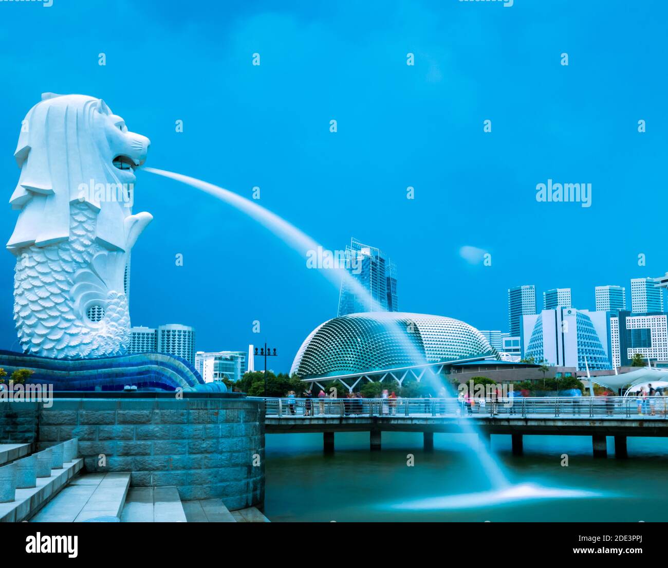 Long exposure shot of the Merlion fountain at Marina Bay, Singapore ...
