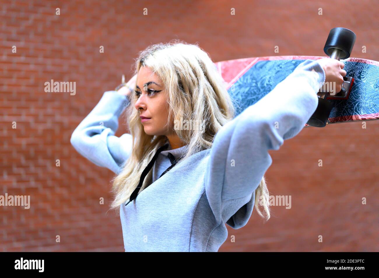 Woman skate boarding hi-res stock photography and images - Alamy
