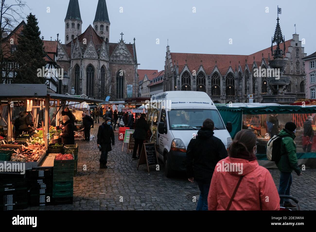 Brunswick, Germany. 28th Nov, 2020. Passers-by walk across the weekly ...