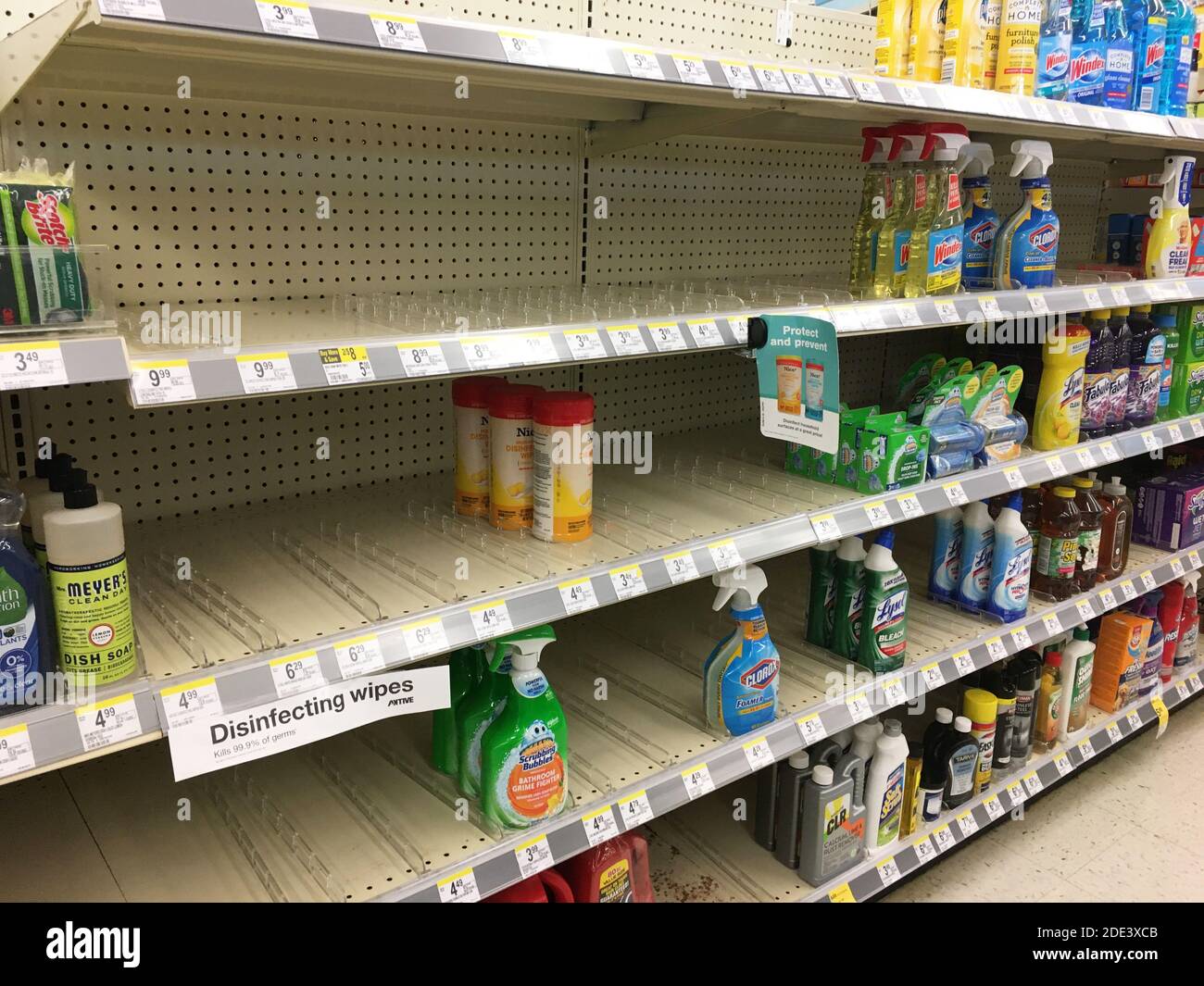 Augusta, Ga USA 11 25 20: Kroger grocery store low and empty cleaning ...