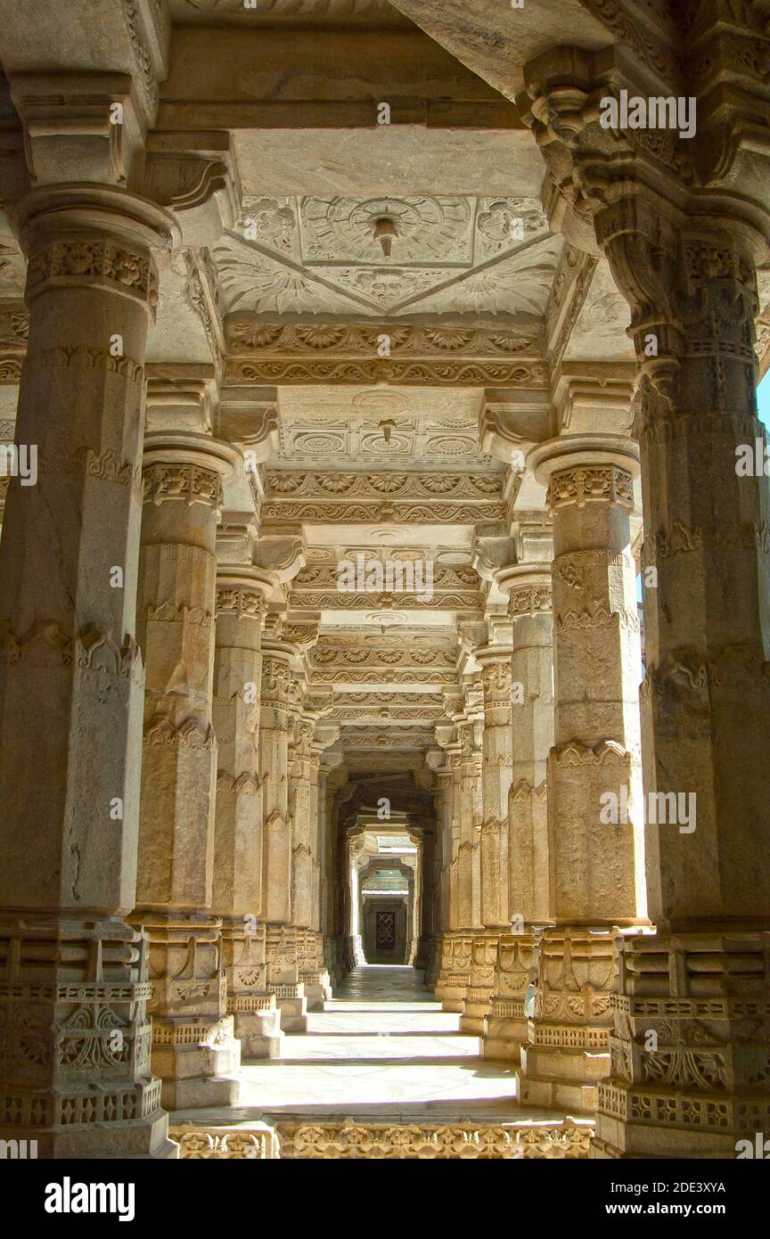 Shrine column corridor - India 1 Stock Photo - Alamy
