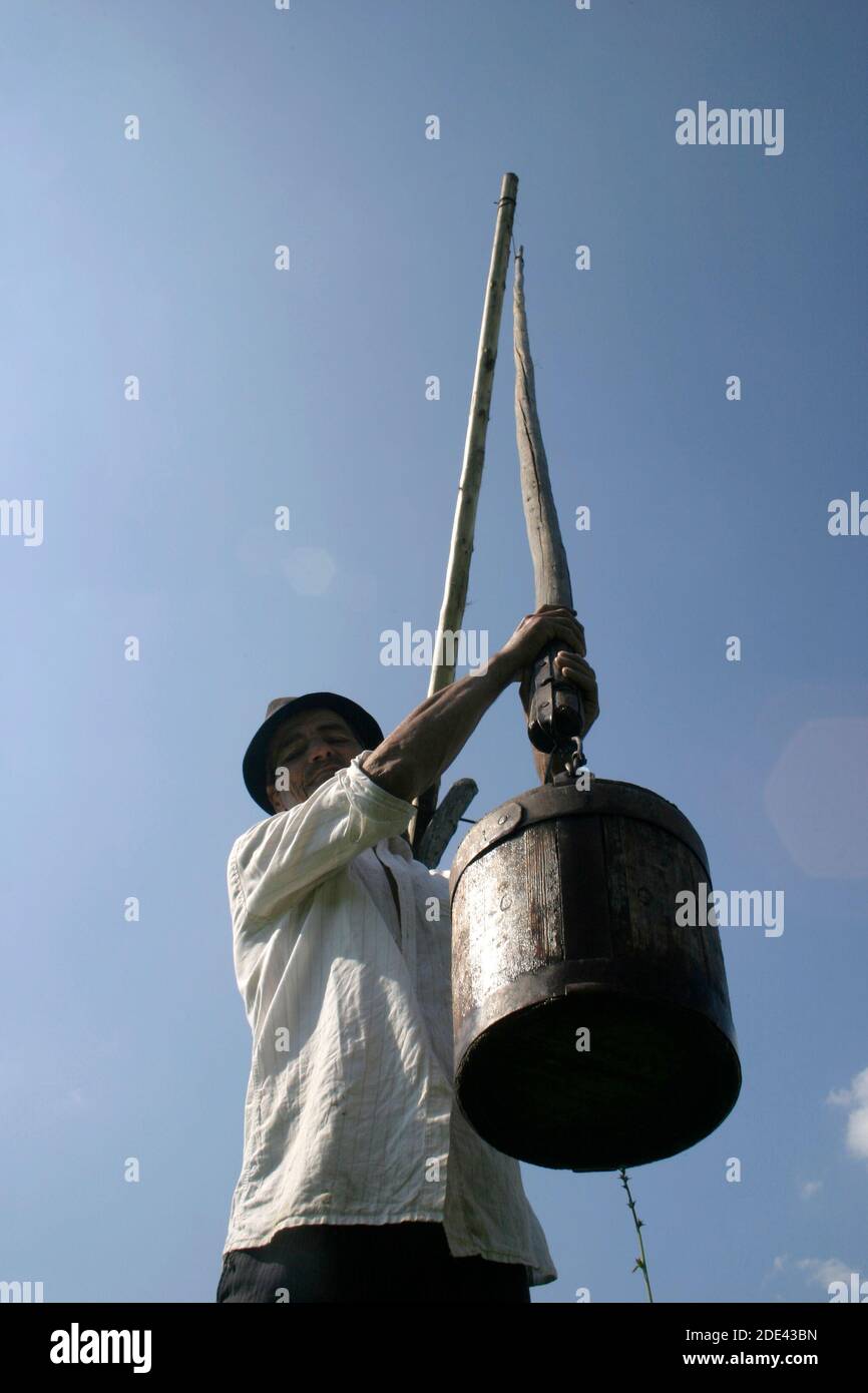 Drawing water from well bucket hi-res stock photography and images - Alamy
