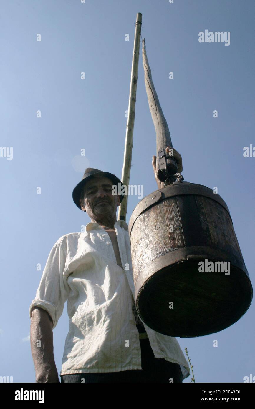 Drawing water from well bucket hi-res stock photography and images - Alamy