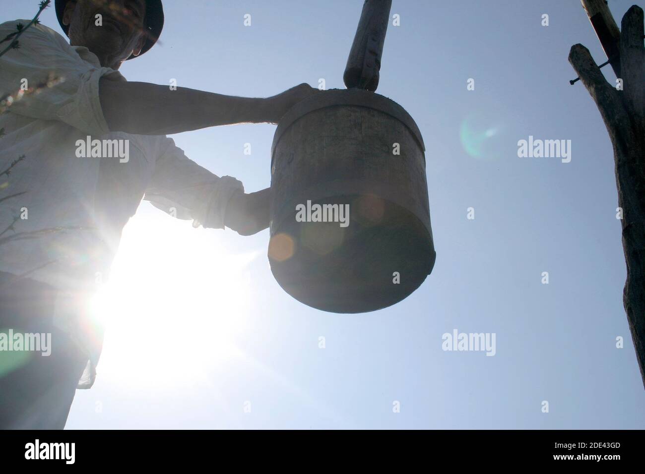Man drawing water from a well hi-res stock photography and images - Alamy
