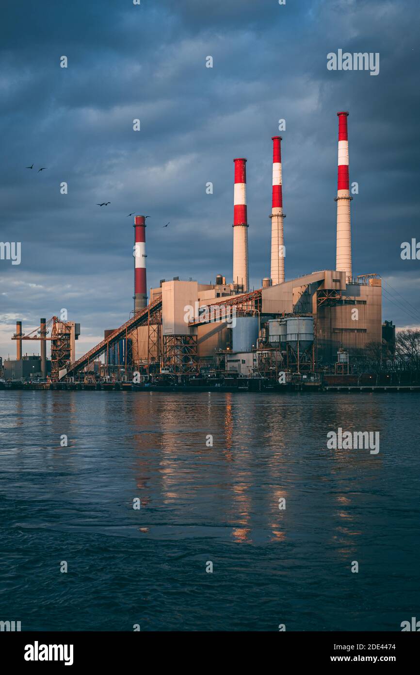 VIew of Ravenswood Generating Station, from Roosevelt Island, New York ...