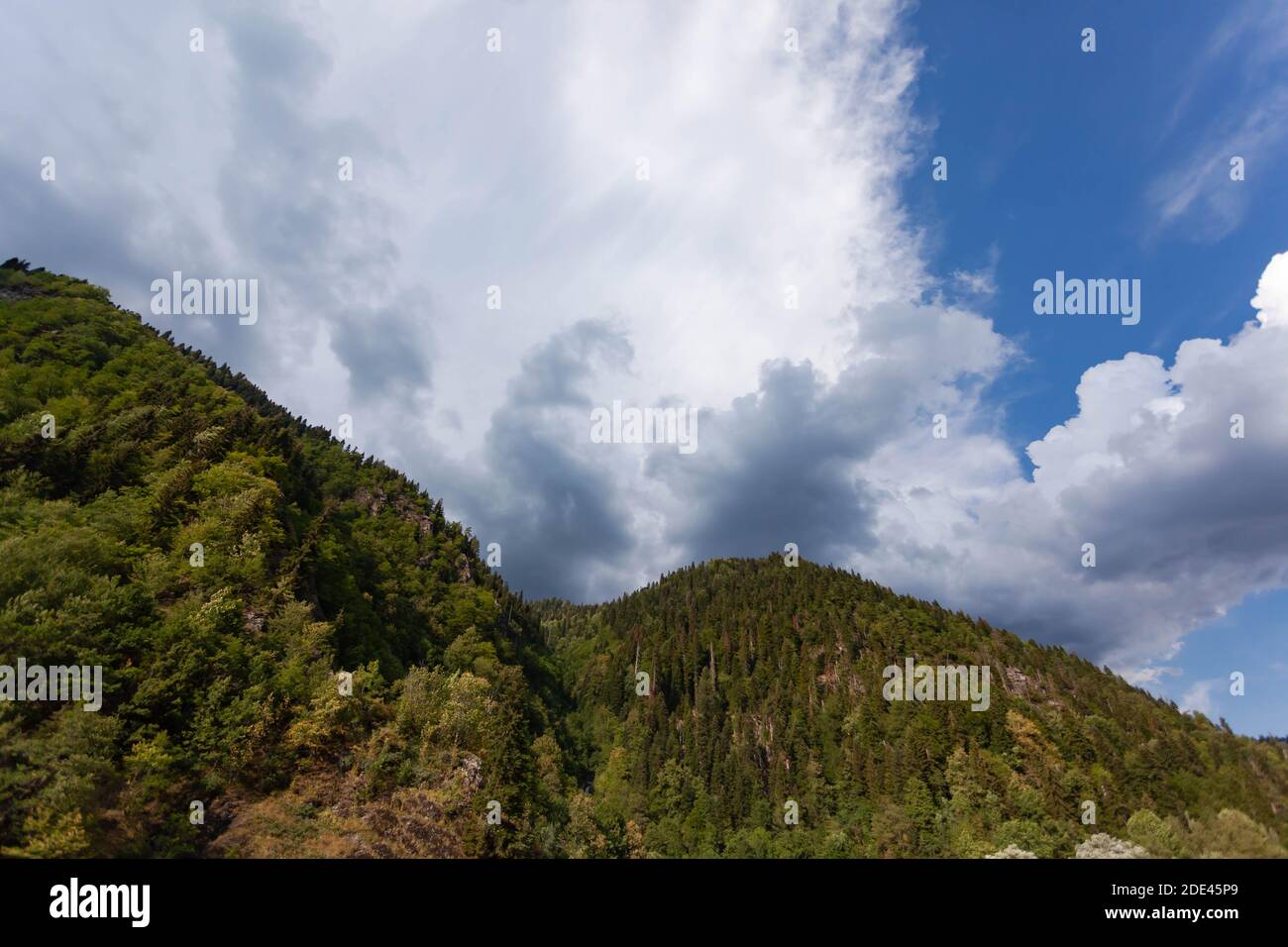 Horizontal sunny green mountain hi-res stock photography and images - Alamy