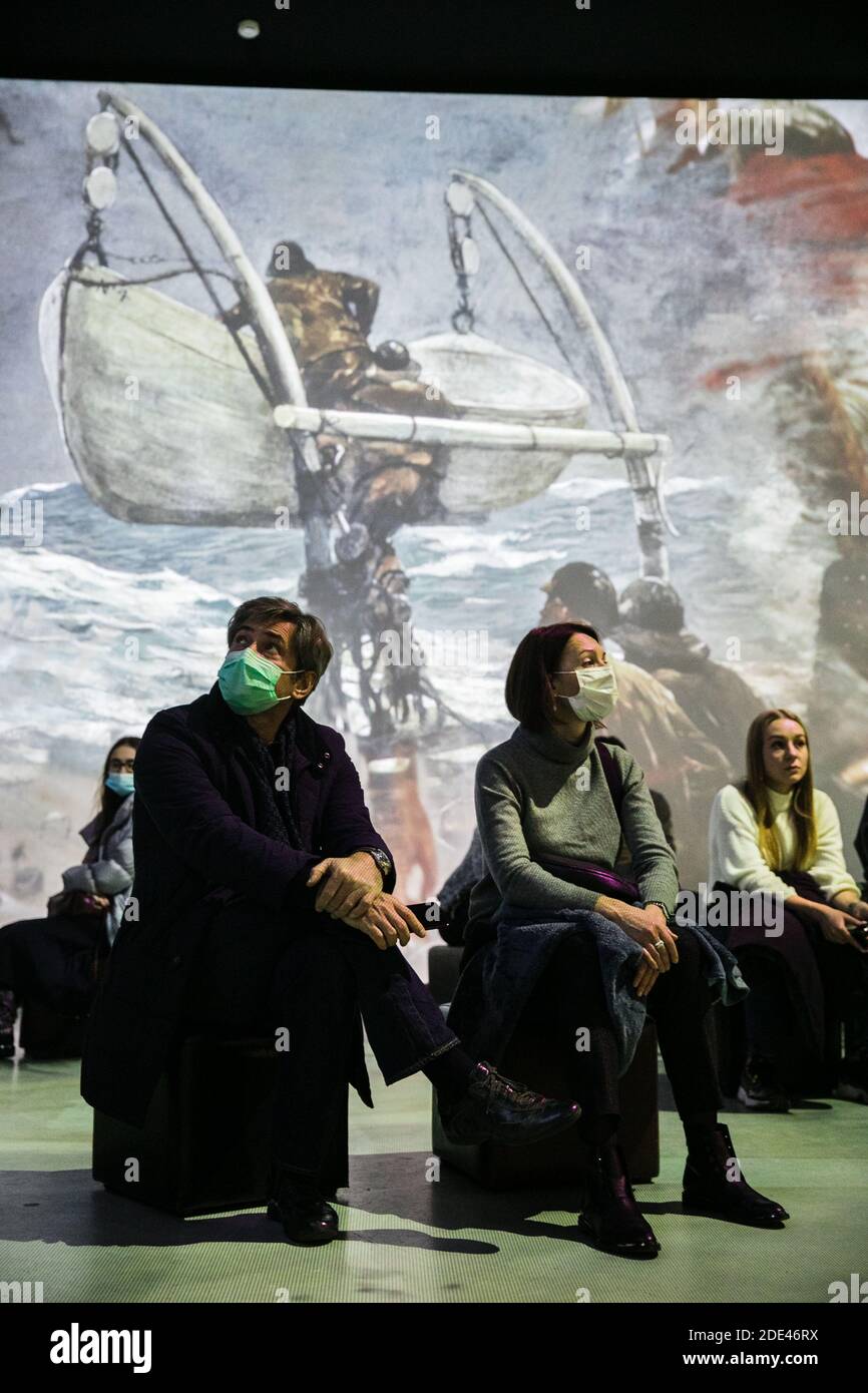 Moscow, Russia. 28th Nov, 2020. People watch the immersive multimedia ...