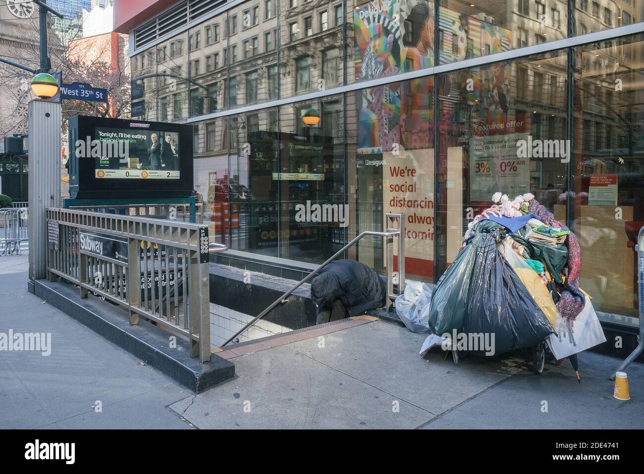 Manhattan, New York. November 27, 2020. A homeless man sleeps in front ...