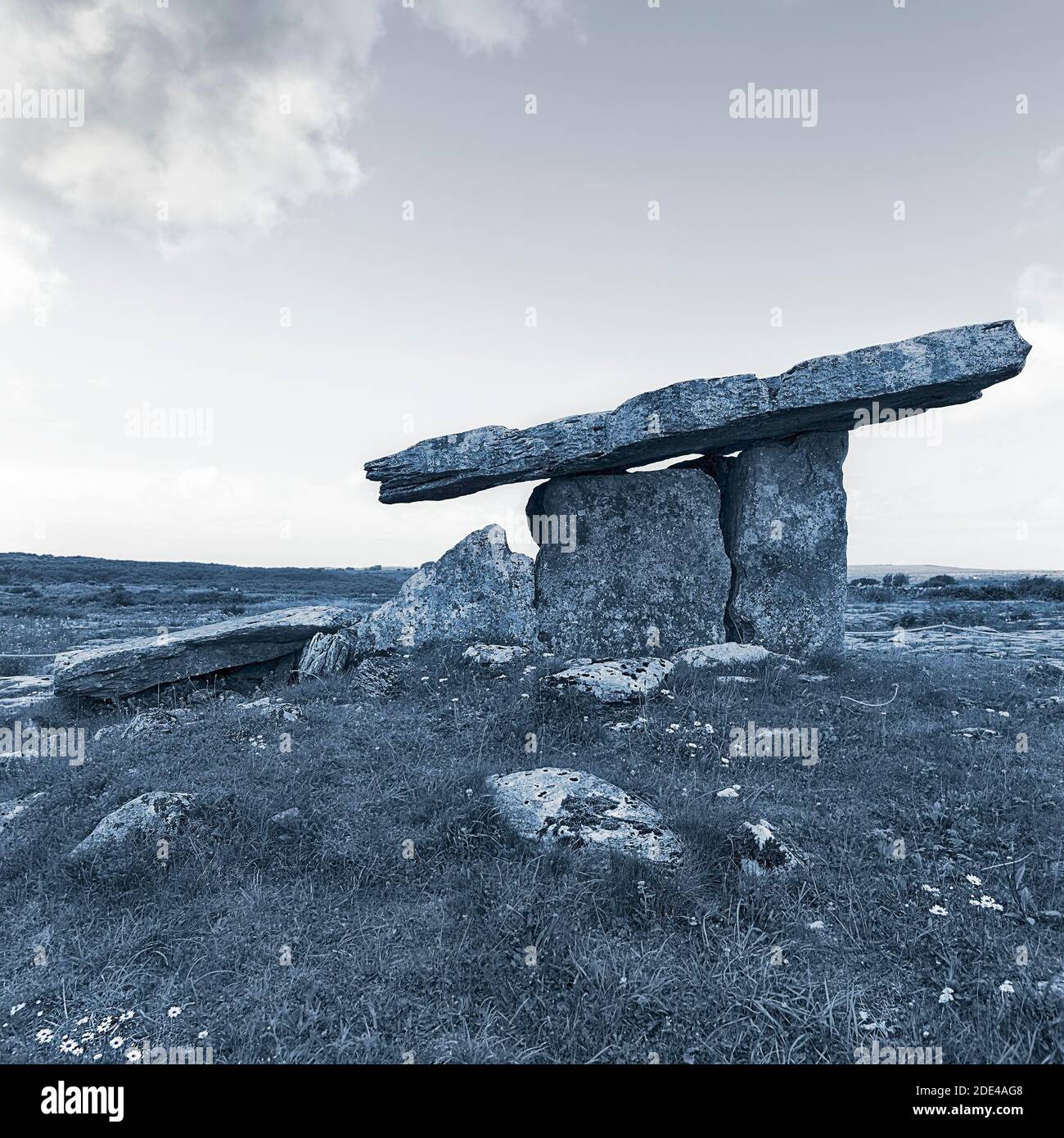 Poulnabrone dolmens, Poll na Bron, portal dolmens from the Young Stone ...