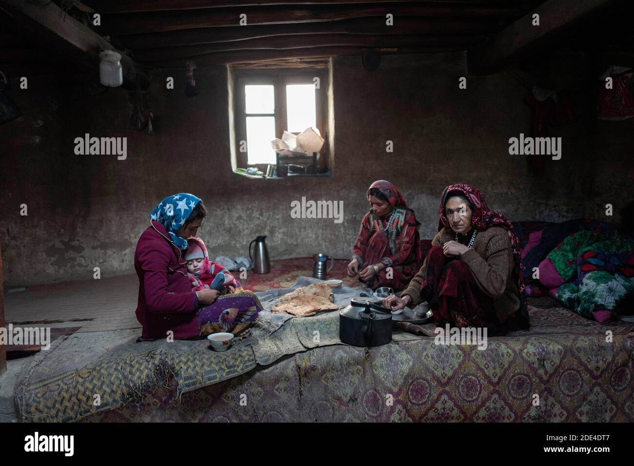 Afghanistan woman traditional hi-res stock photography and images - Alamy
