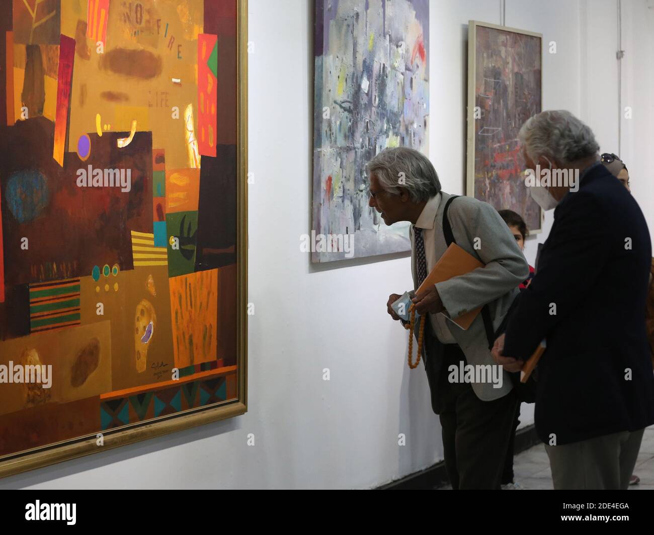 Baghdad. 29th Nov, 2020. People watch a painting during the al-Wasiti ...