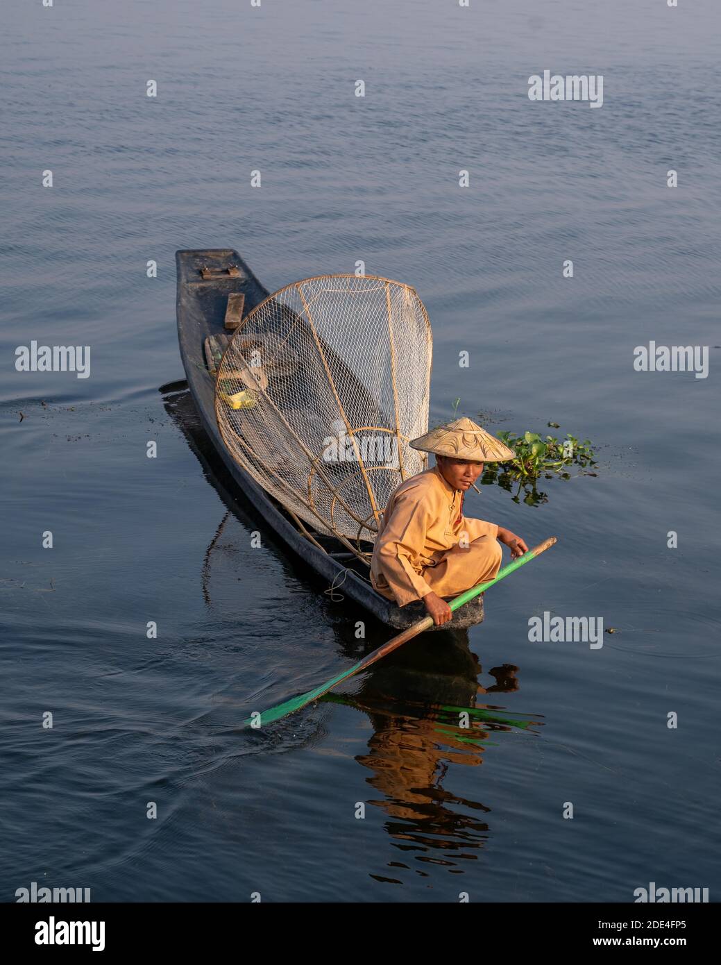 Traditional burmese boat hi-res stock photography and images - Alamy