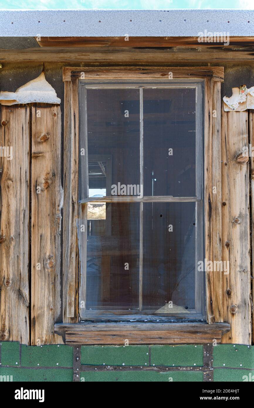 The window of an abandoned shack in the desert Stock Photo - Alamy
