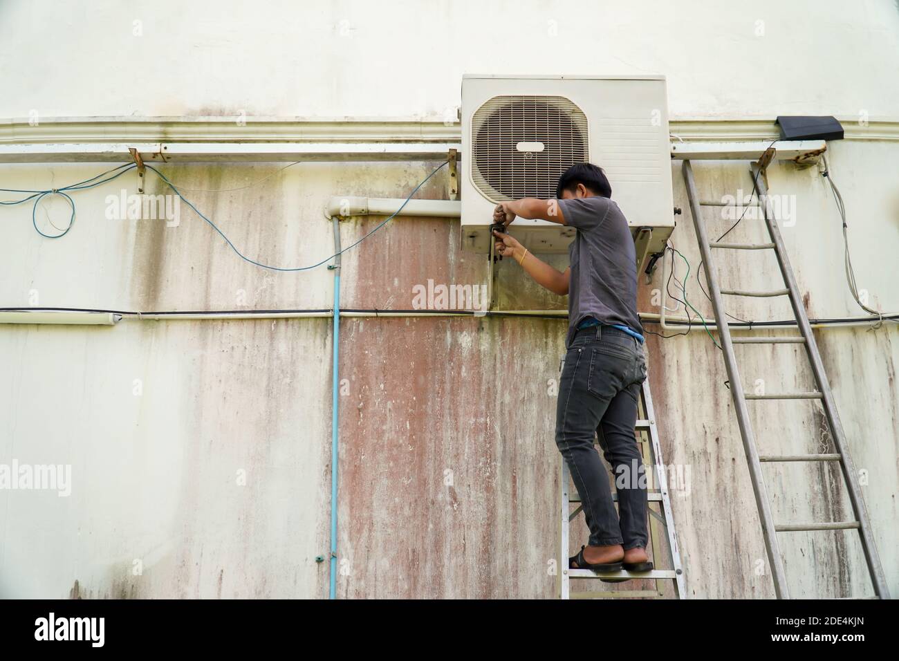 Air conditioner repair hi-res stock photography and images - Alamy