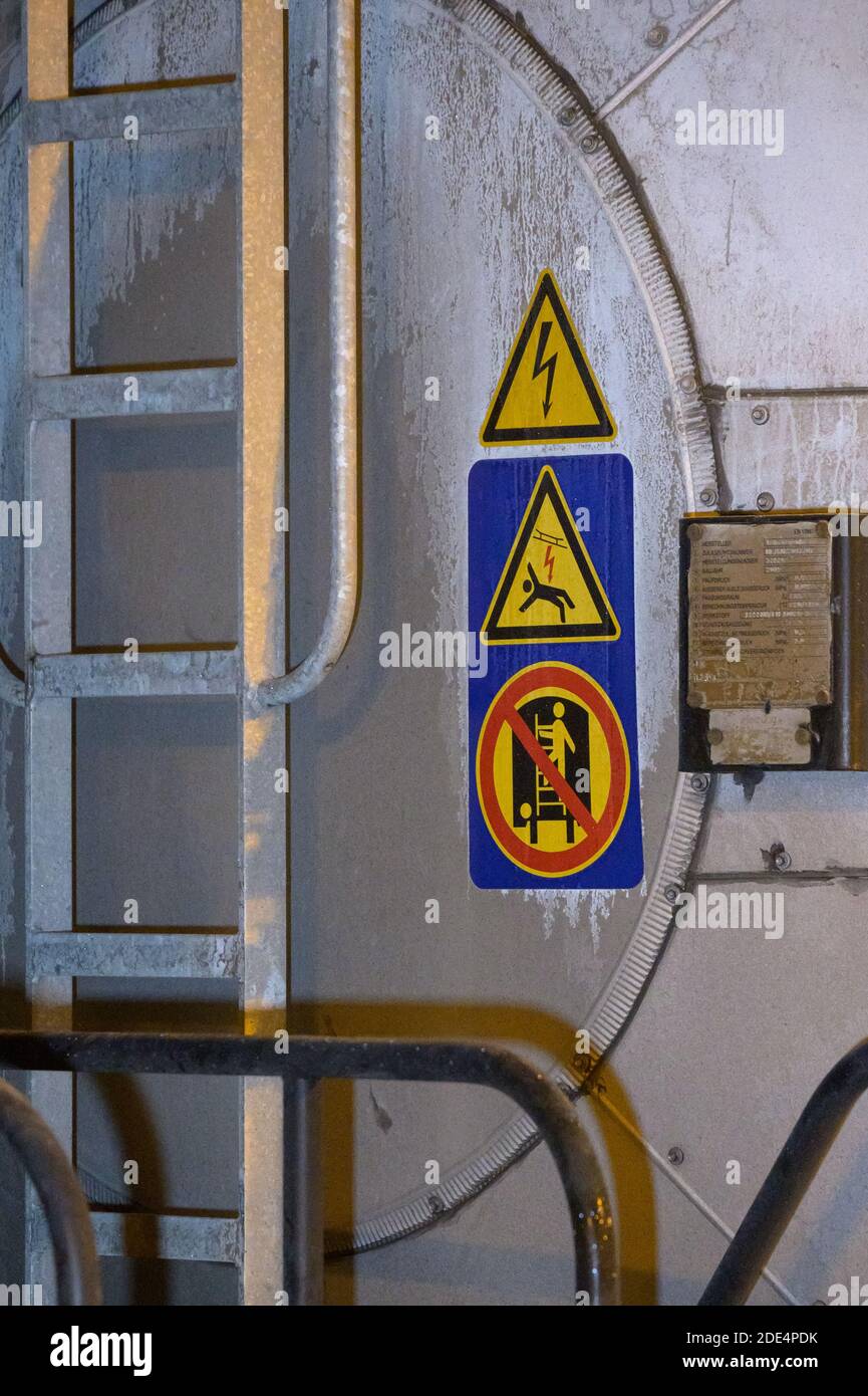 Danger live rail warning signs hi-res stock photography and images - Alamy