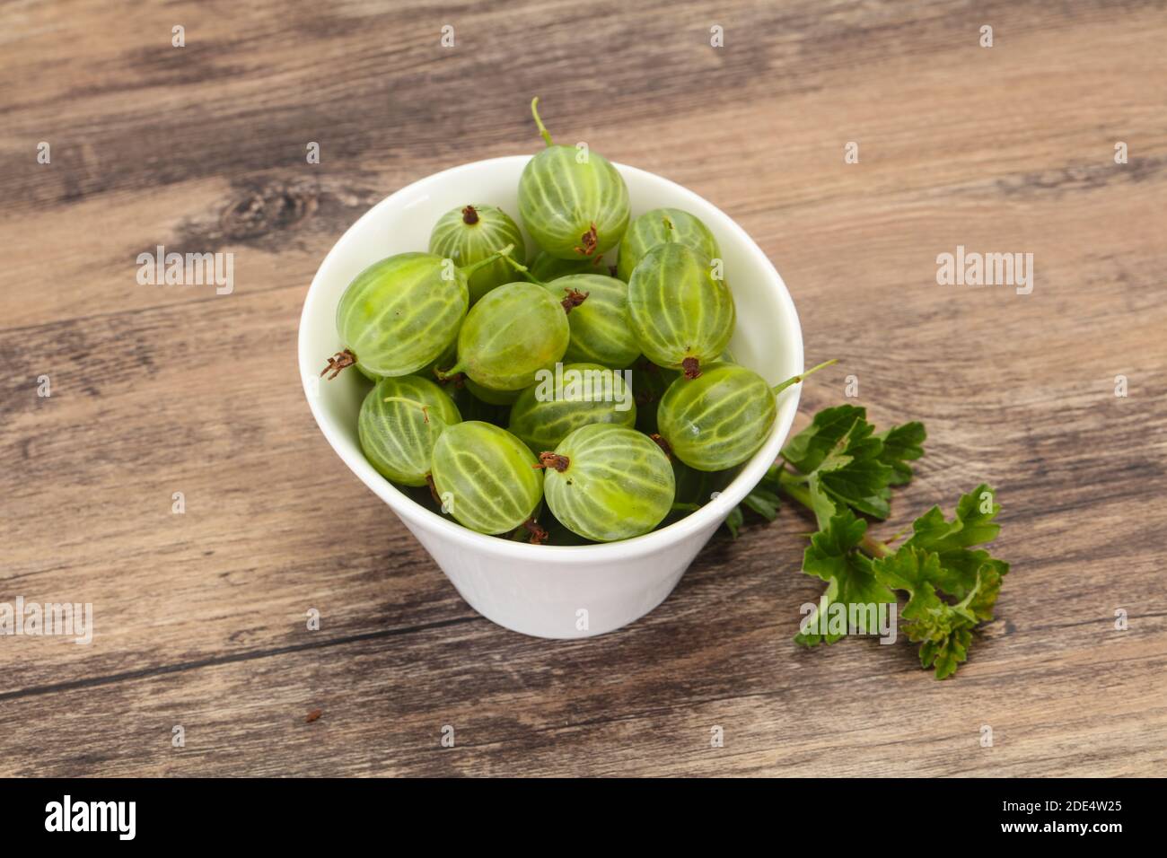 Fresh ripe green sweet gooseberry with leaf Stock Photo - Alamy