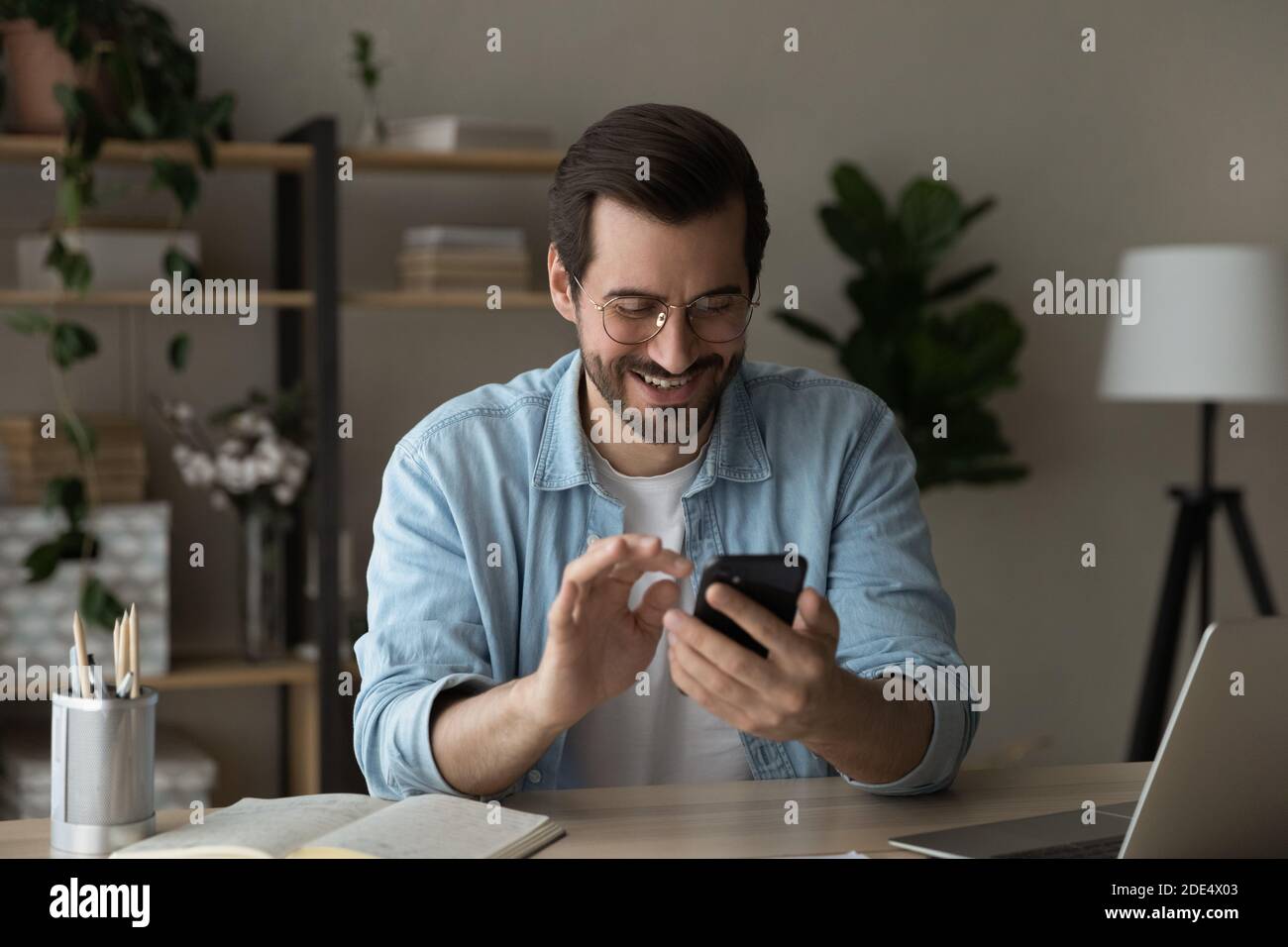 Man browse hi-res stock photography and images - Alamy