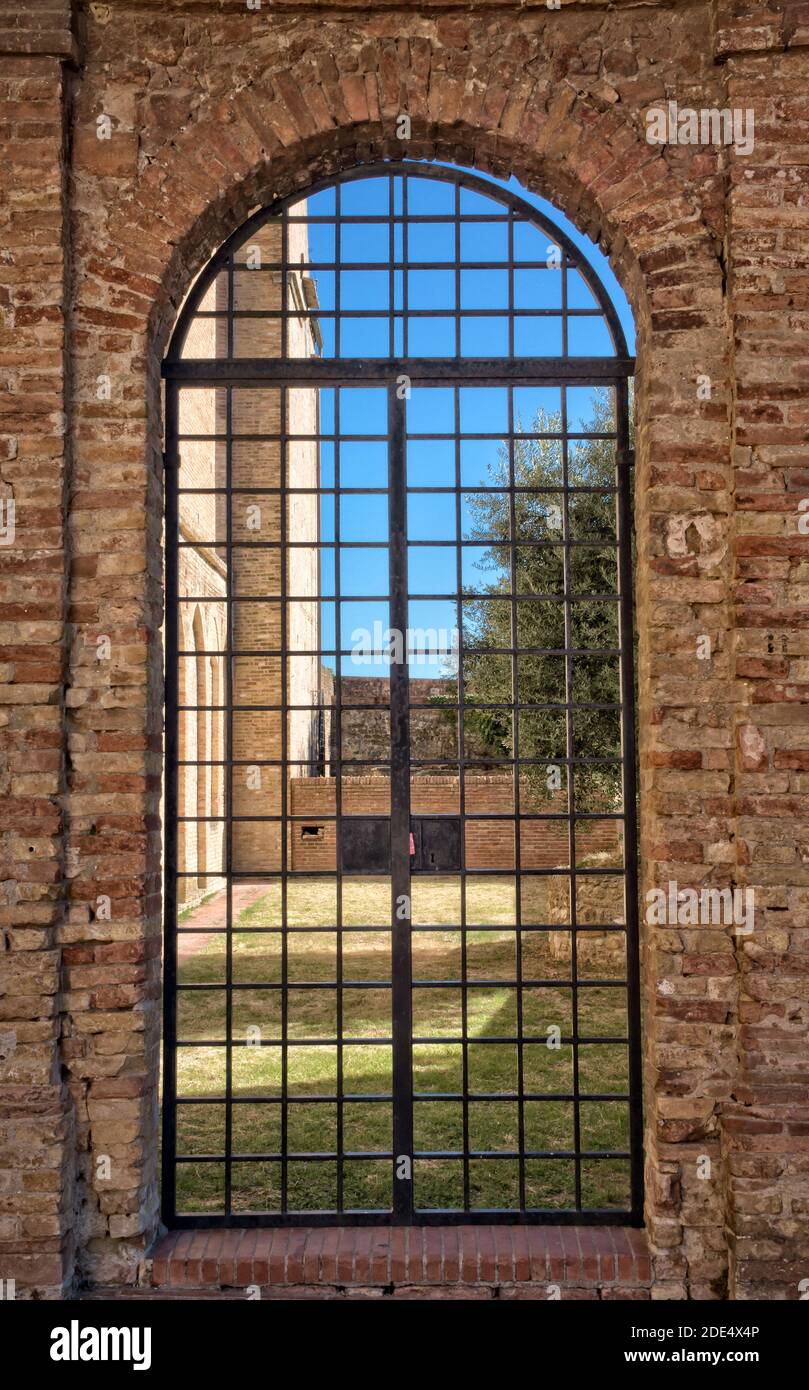 Aged arch hi-res stock photography and images - Alamy