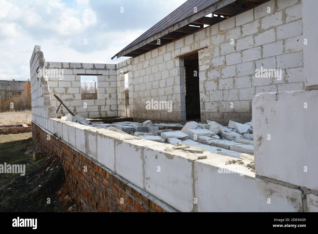 Poorly built construction wall hi-res stock photography and images - Alamy