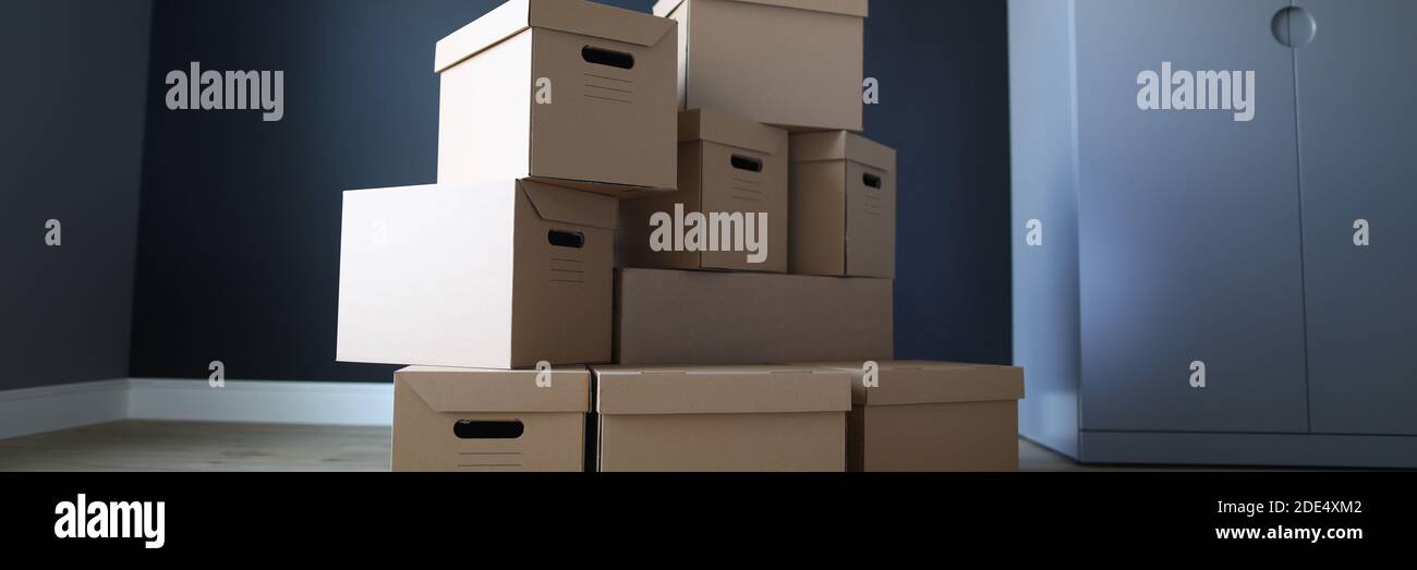 Empty cardboard boxes stand in an empty room Stock Photo - Alamy