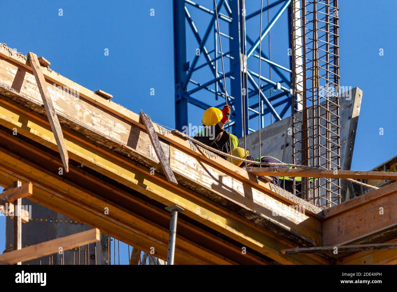 Iron workers high rise structure hi-res stock photography and images ...