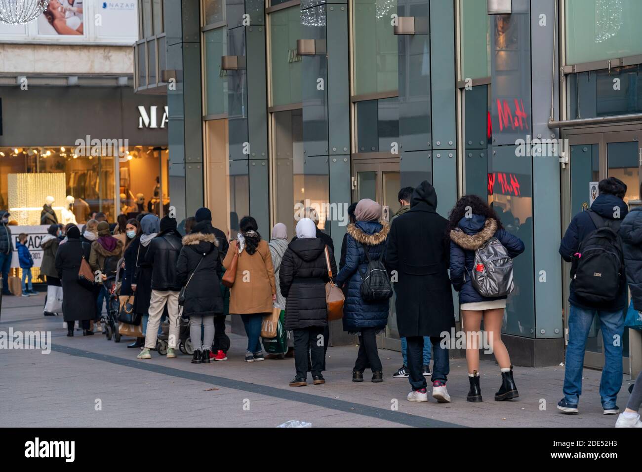 Long queue street hi-res stock photography and images - Alamy