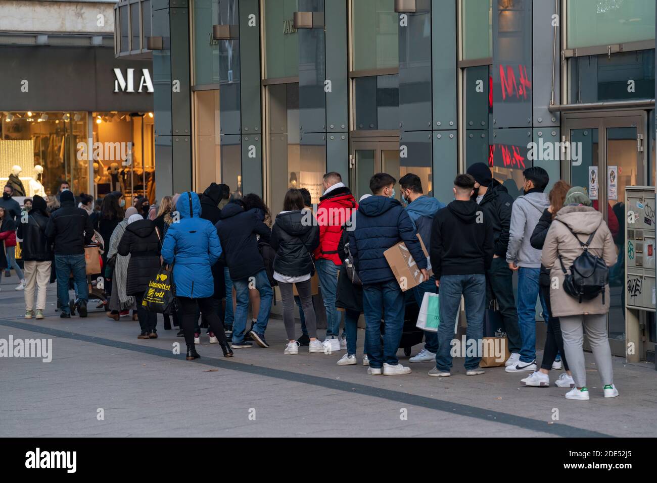 Long queue street hi-res stock photography and images - Alamy