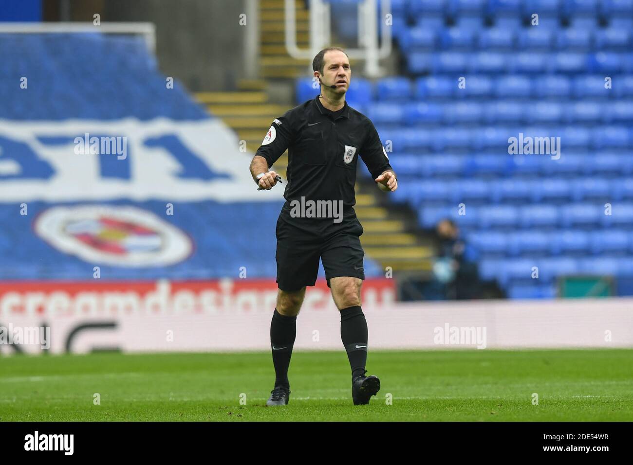referee Jeremy Simpson Stock Photo - Alamy