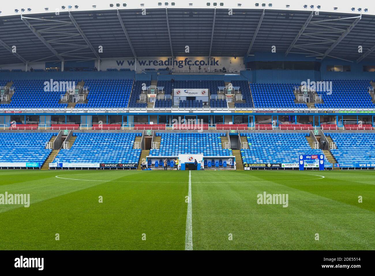 General view of the Madejski stadium form the halfway line Stock Photo ...