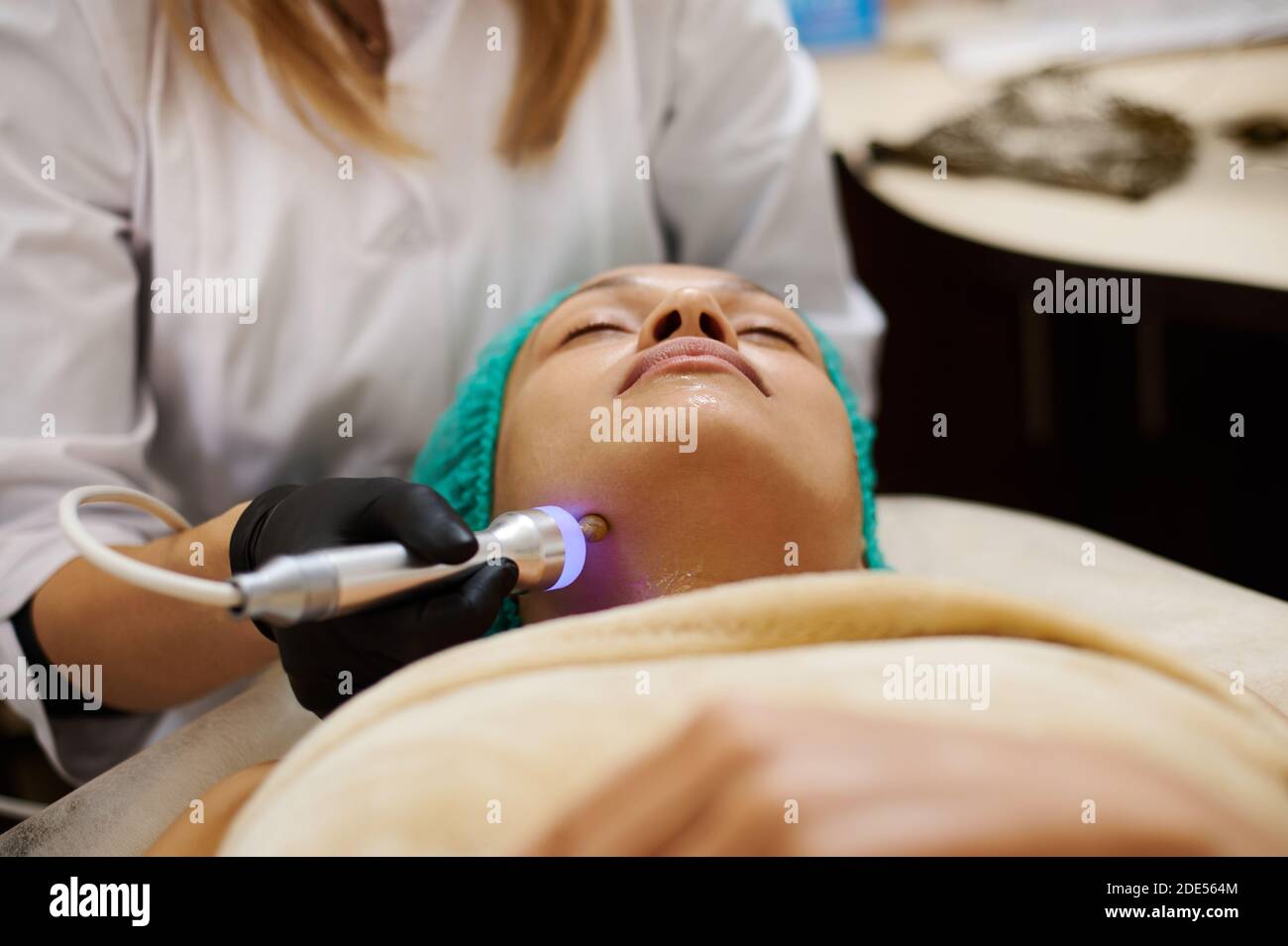 A process of performing a cosmetic procedure Stock Photo - Alamy