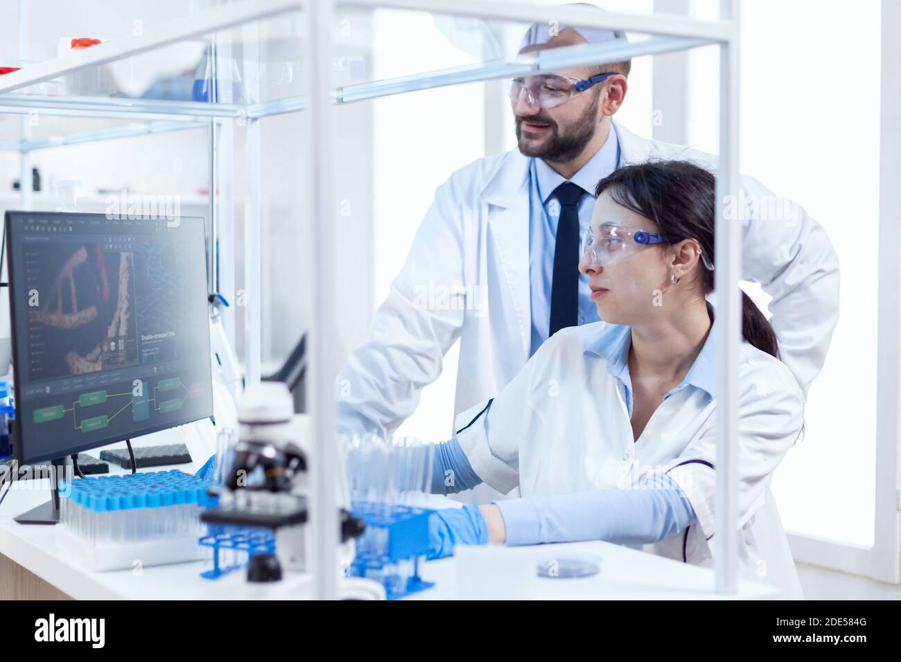 Teamwork science hi-res stock photography and images - Alamy