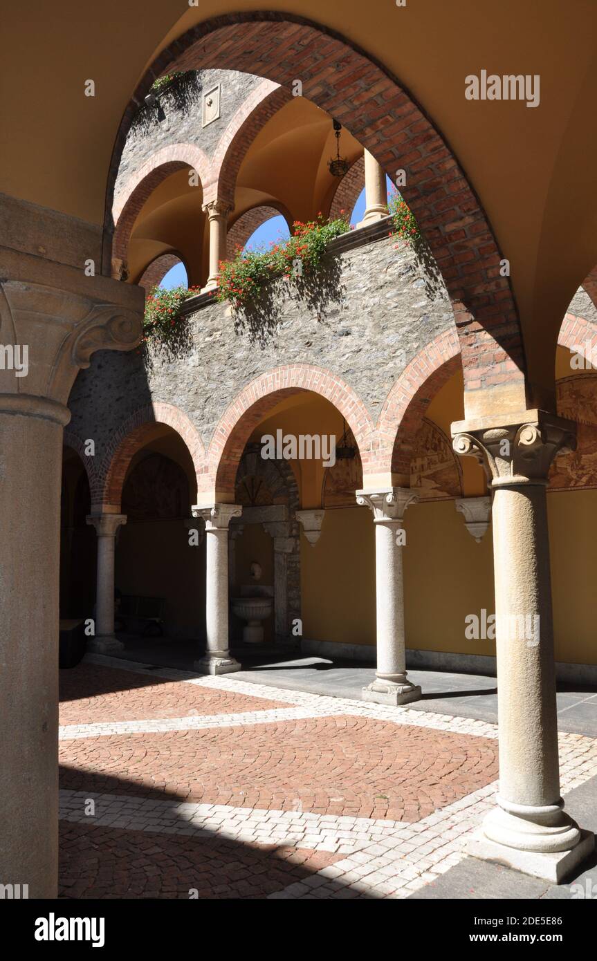 Courtyard renaissance building with arcades and arches Stock Photo - Alamy