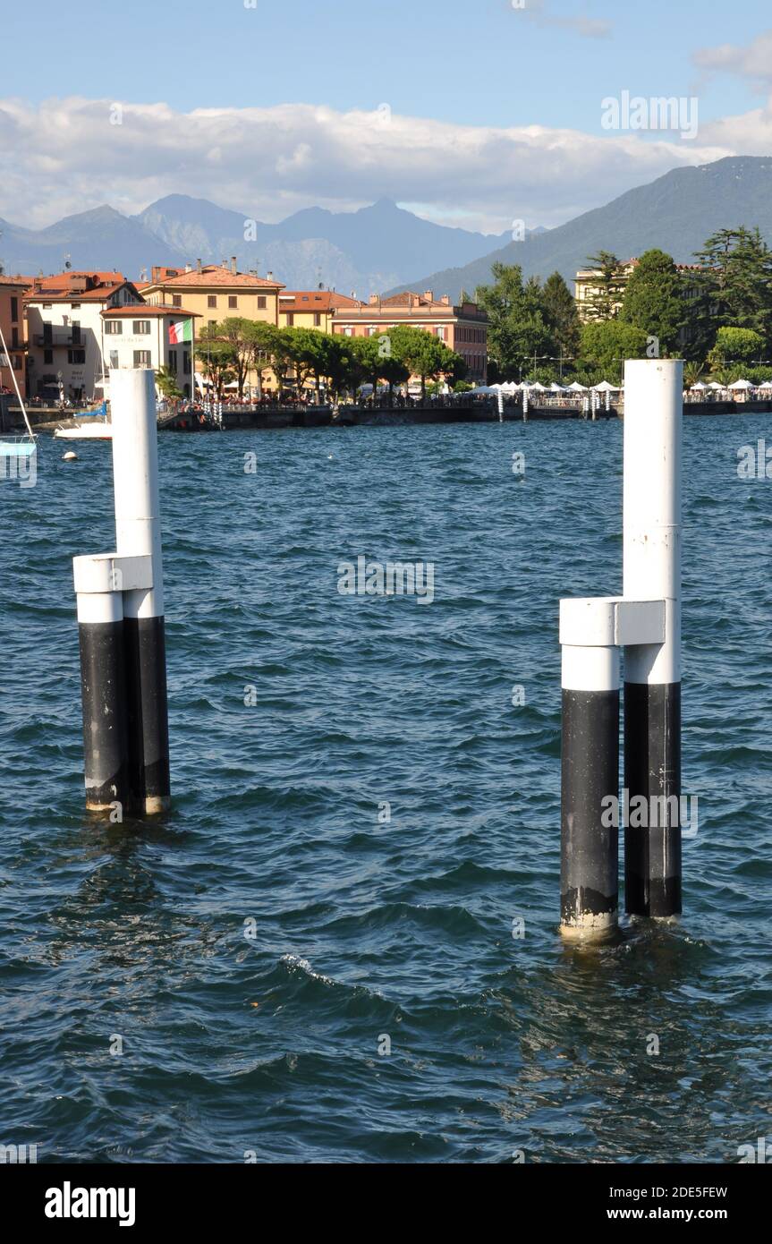Harbor pole in the water Lake Como Stock Photo - Alamy