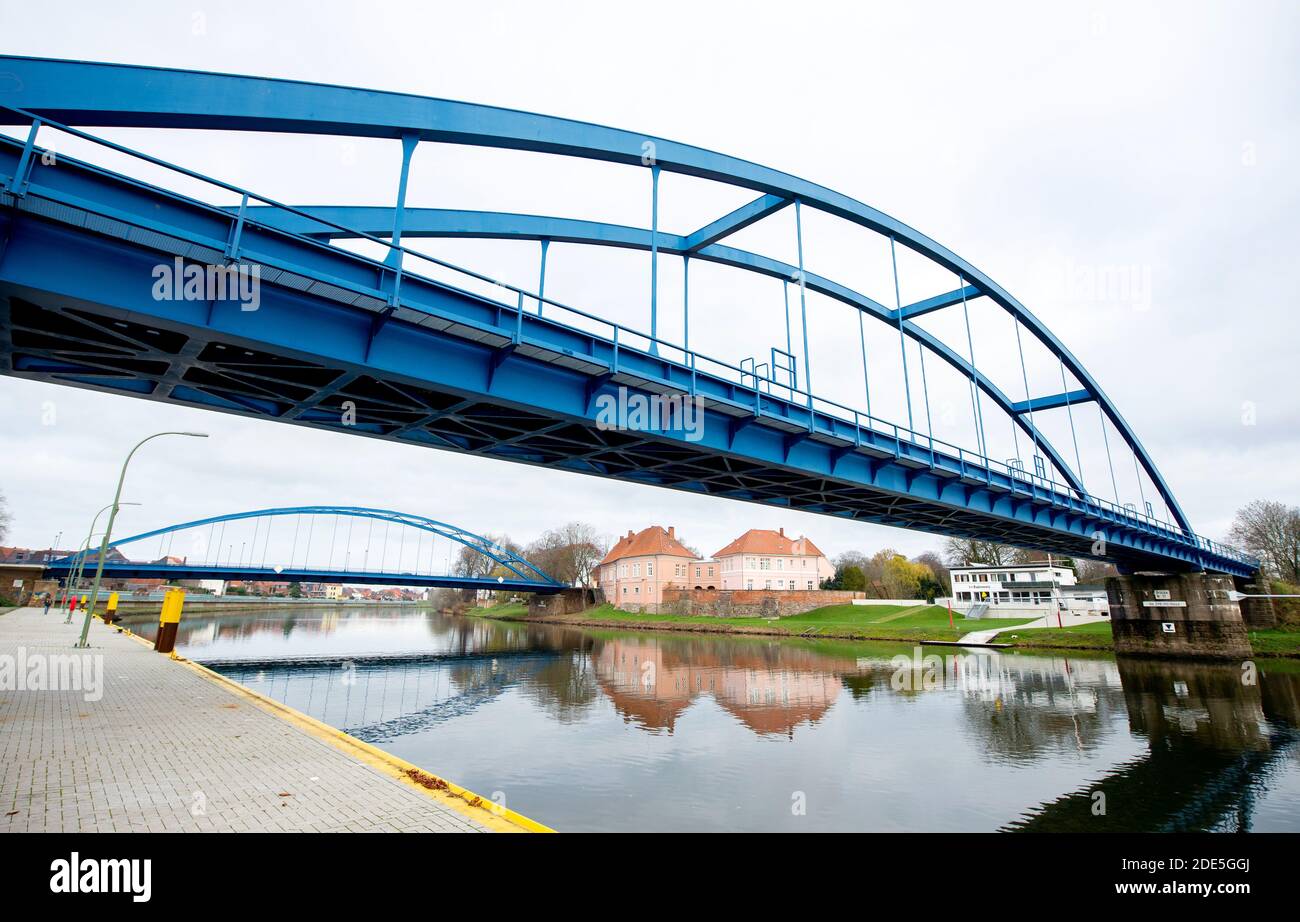 Hoya, Germany. 29th Nov, 2020. A railway bridge crosses the Weser in ...