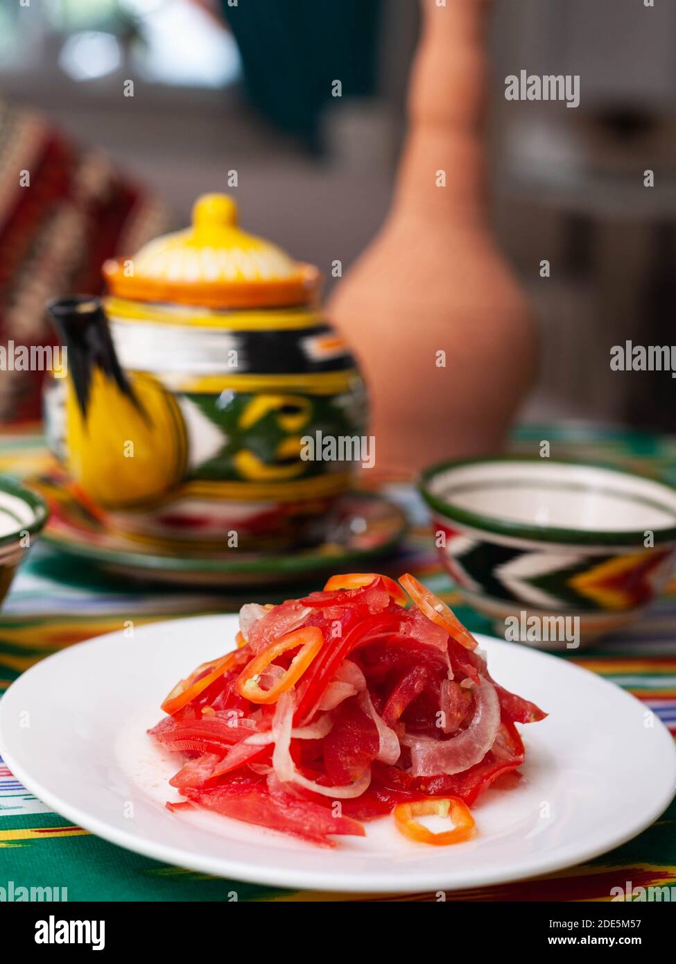 Salad of tomatoes and pickled onions according to the Uzbek recipe ...
