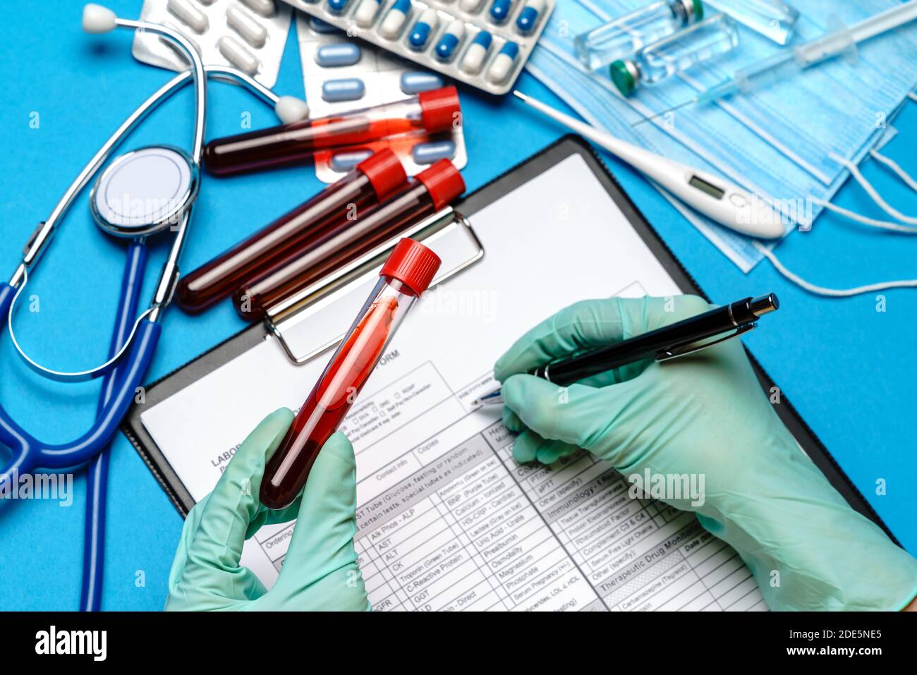Lab experiment hand hi-res stock photography and images - Alamy