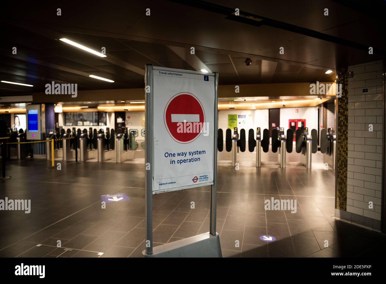 Bakerloo line sign hi-res stock photography and images - Alamy
