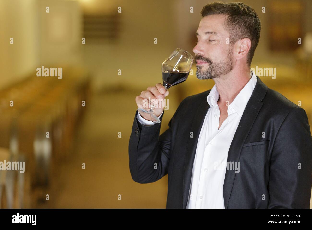 sommelier tasting red wine Stock Photo - Alamy