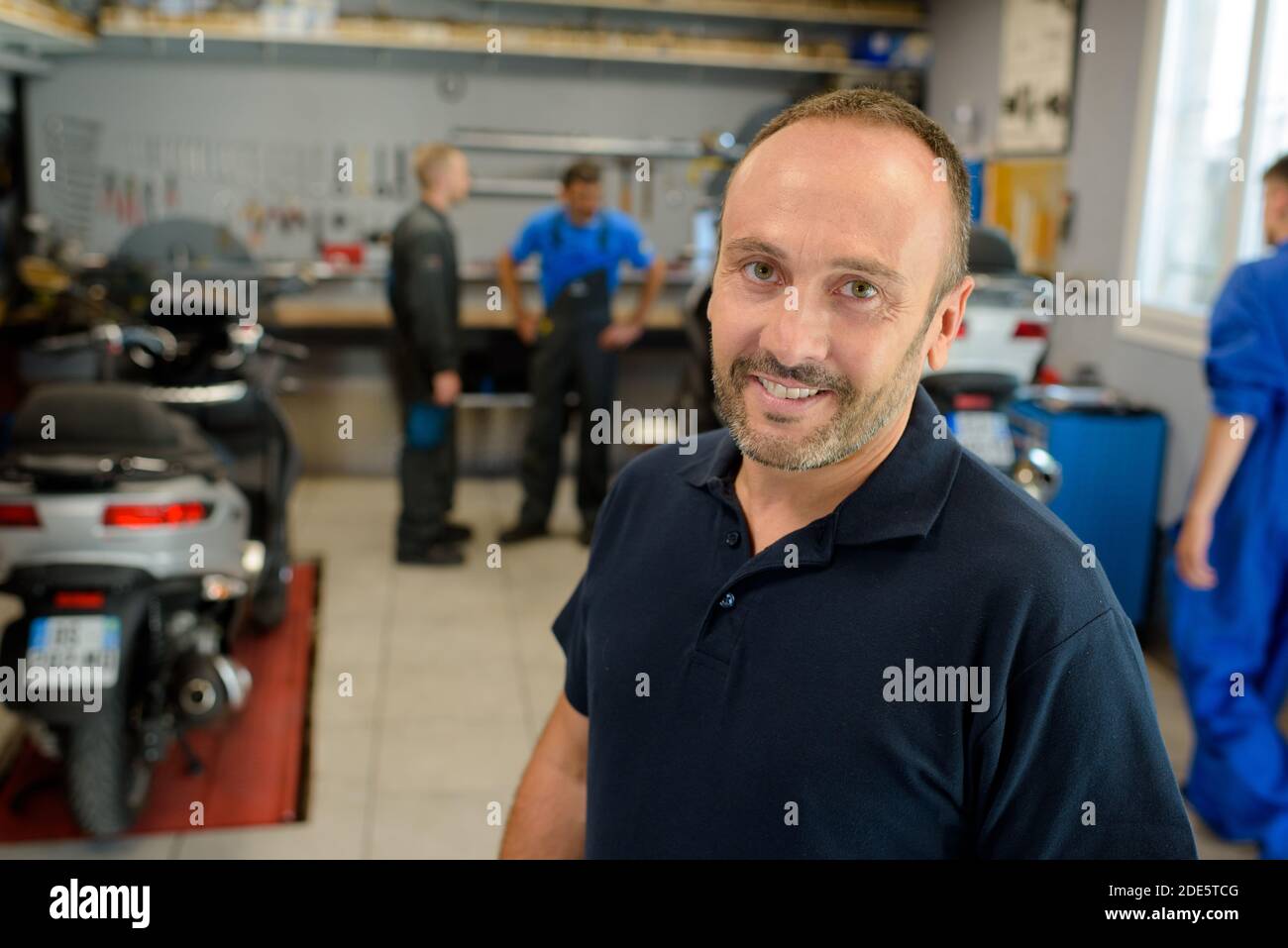 Male mechanic leaning engine hi-res stock photography and images - Alamy