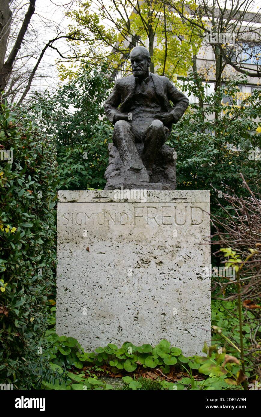 Statue of Sigmund Freud, founder of psychoanalysis, in Hampstead ...
