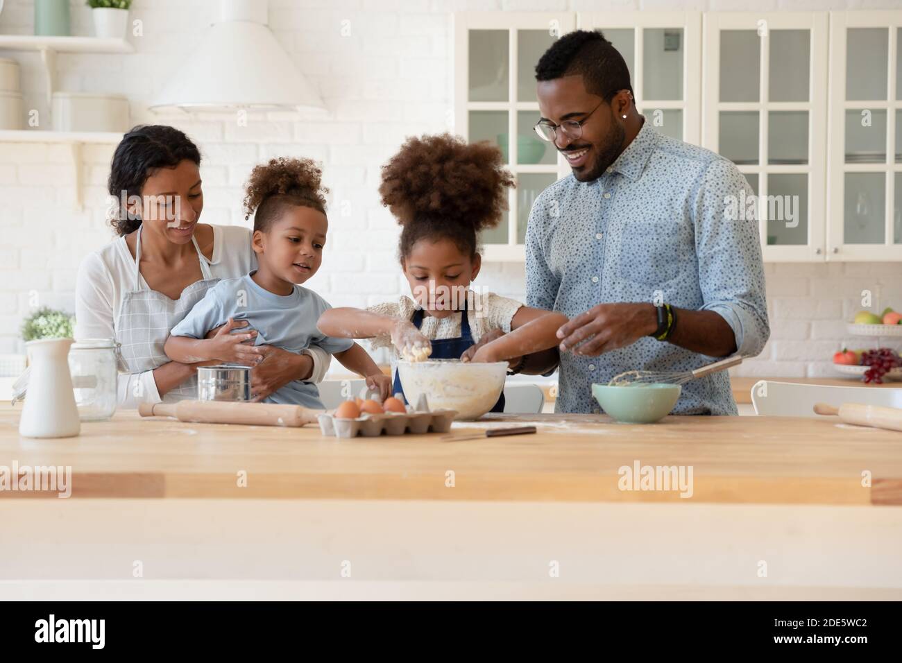 Children baking hi-res stock photography and images - Alamy