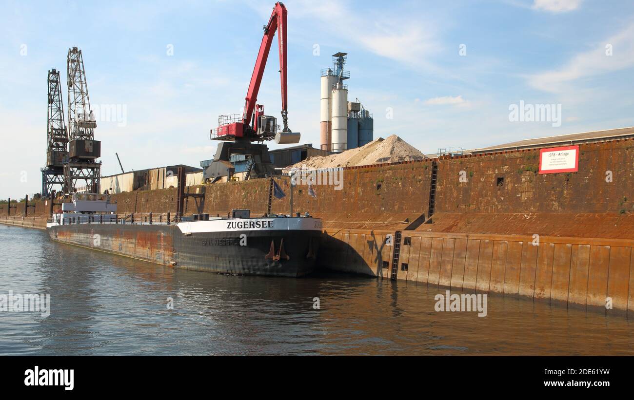 Inland barge unloading hi-res stock photography and images - Alamy
