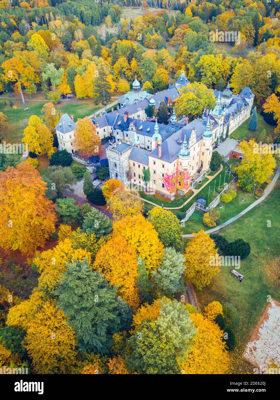 Kliczkow Castle and fall colors. Kliczkow, Lower Silesia, Poland Stock ...
