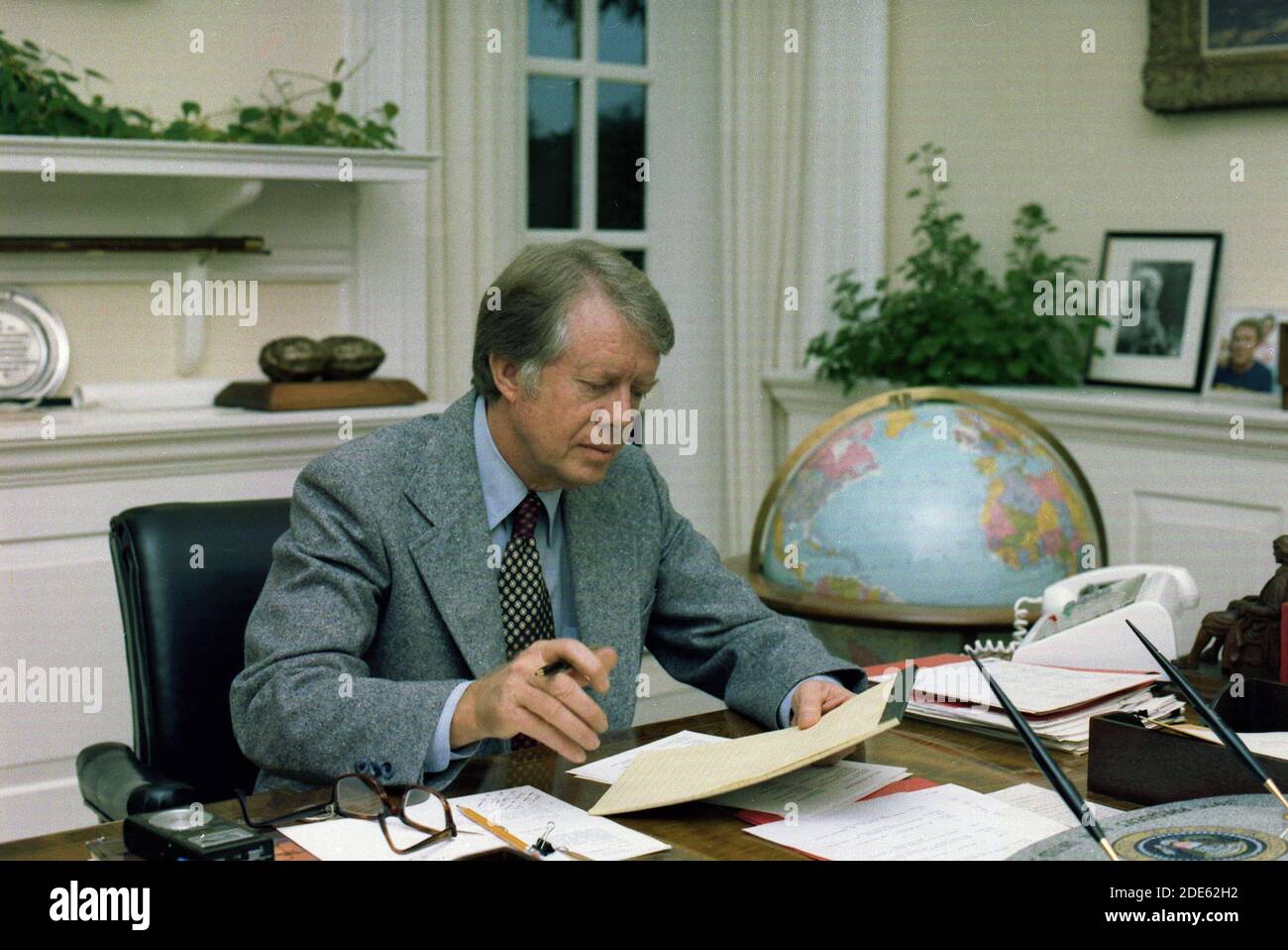 Jimmy Carter working in his study ca. 7 November 1977 Stock Photo - Alamy