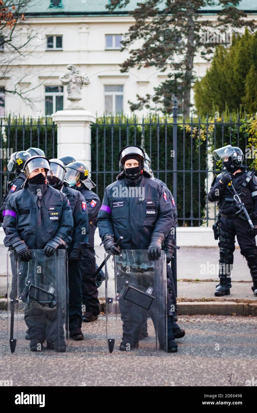 Crowd people staring camera hi-res stock photography and images - Alamy